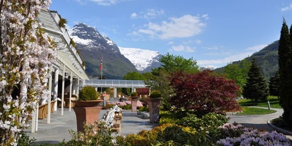 Hotel Alexandra i Loen | Et tradisjonsrikt hotell i Loen, Stryn
