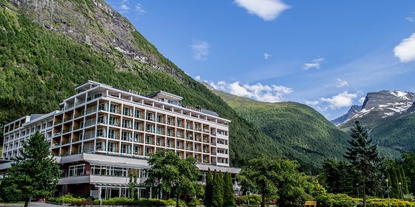 Hotel Alexandra i Loen | Et tradisjonsrikt hotell i Loen, Stryn